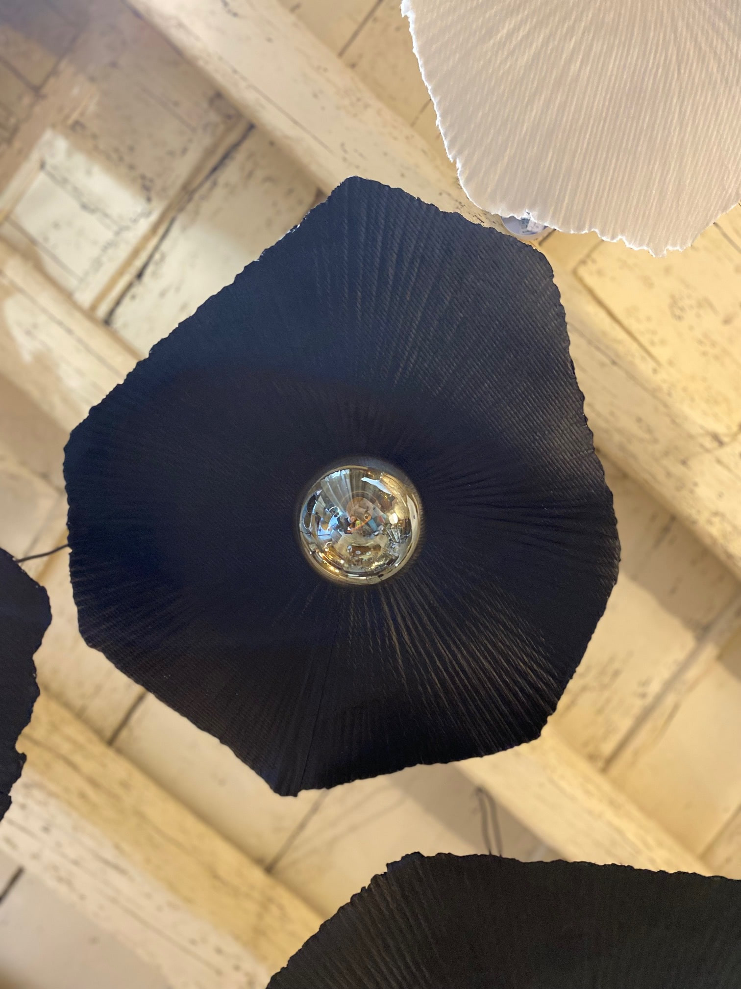 Suspension Flower noire en papier mâché - Luminaires